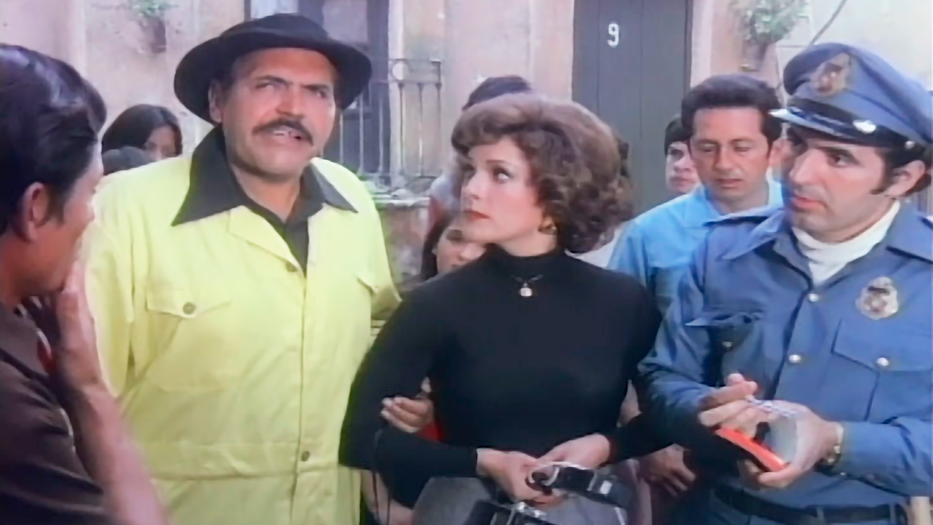 Watch Capulina chisme caliente for Free Online | Pluto TV